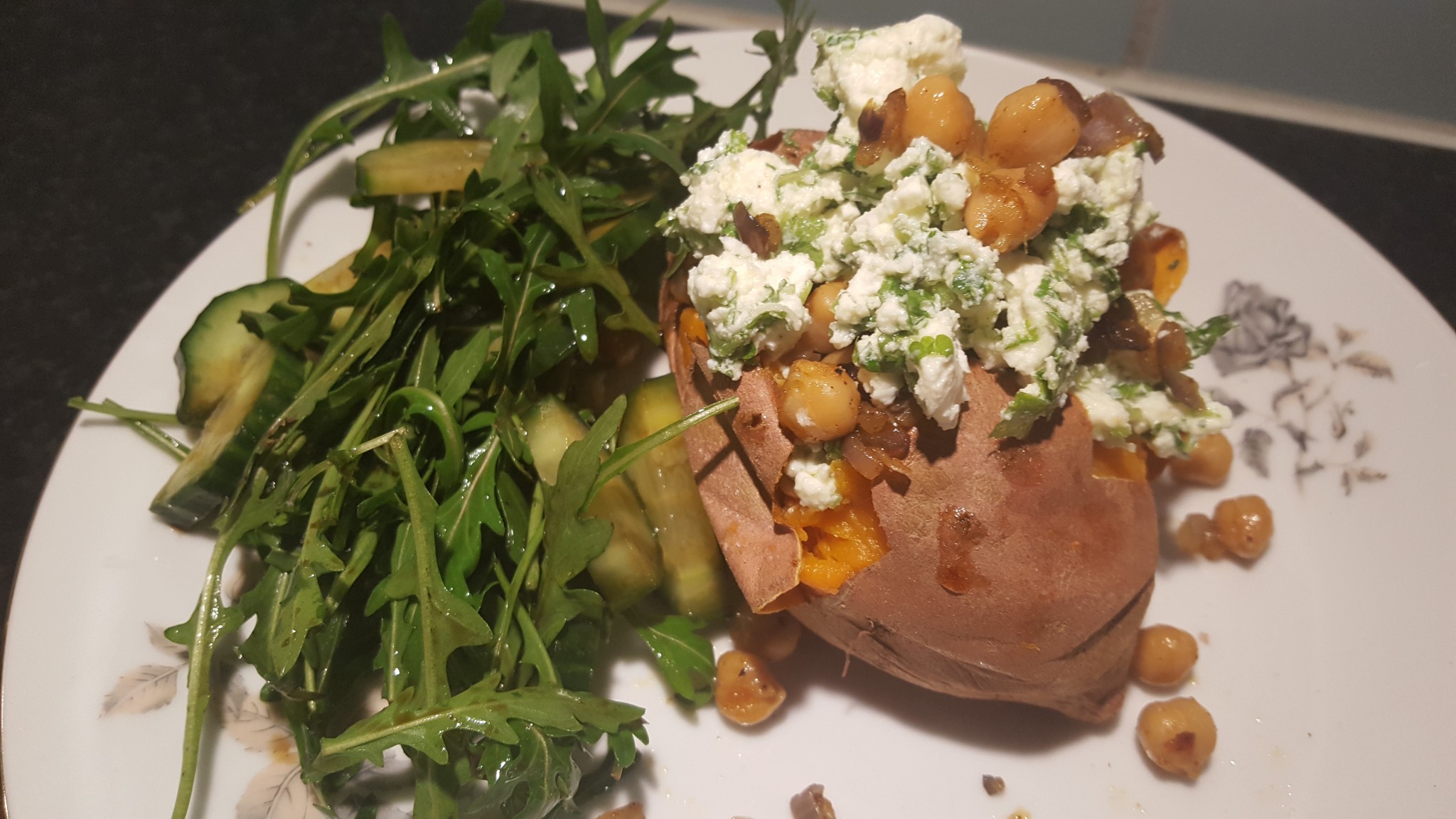 Bakad sötpotatis med fetaostkräm & kikärtor – Pescetarian – recept